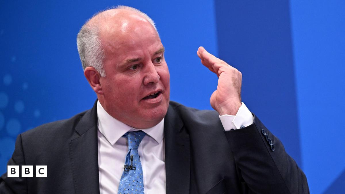 Rhybuddio Andrew RT Davies rhag trafod diddymu'r Senedd - BBC Cymru Fyw