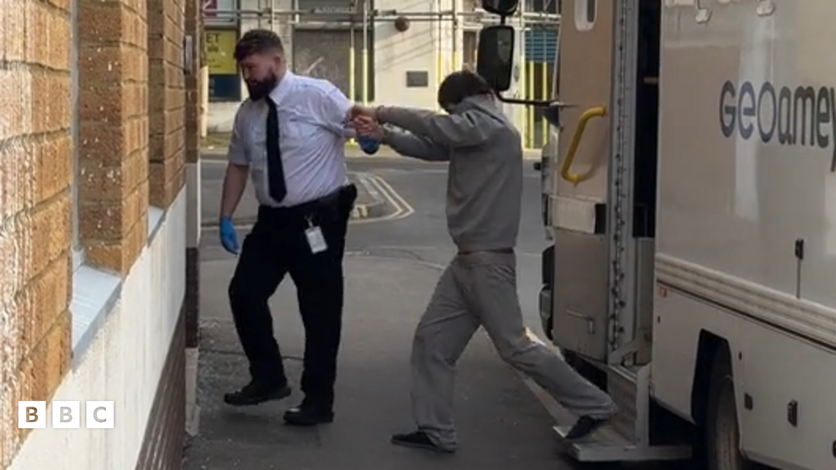 Dyn, 33, yn y llys ar gyhuddiad o lofruddio Leanne Williams yn Abertawe ...