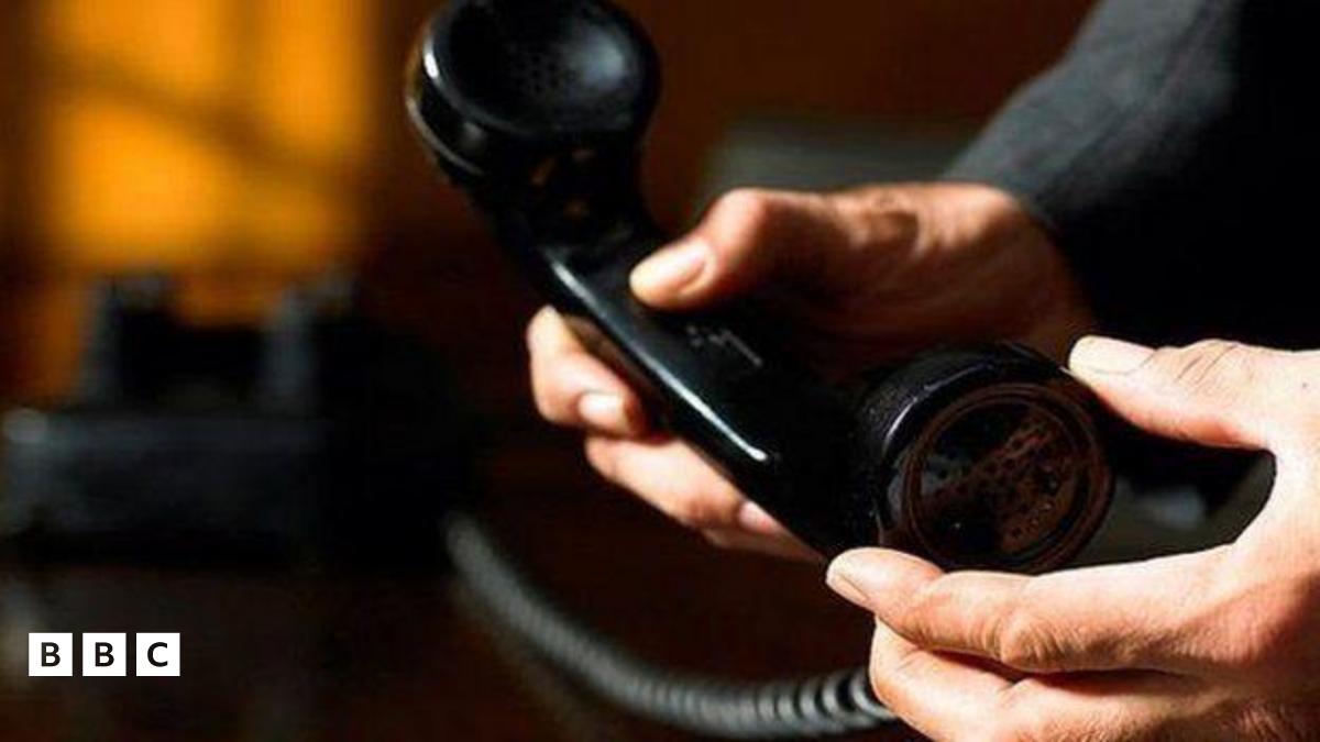 Comisiynydd y Gymraeg yn cydnabod gwaith Samariaid Cymru - BBC Cymru Fyw