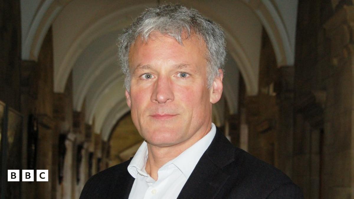 Pum munud gyda'r Athro Jerry Hunter - BBC Cymru Fyw