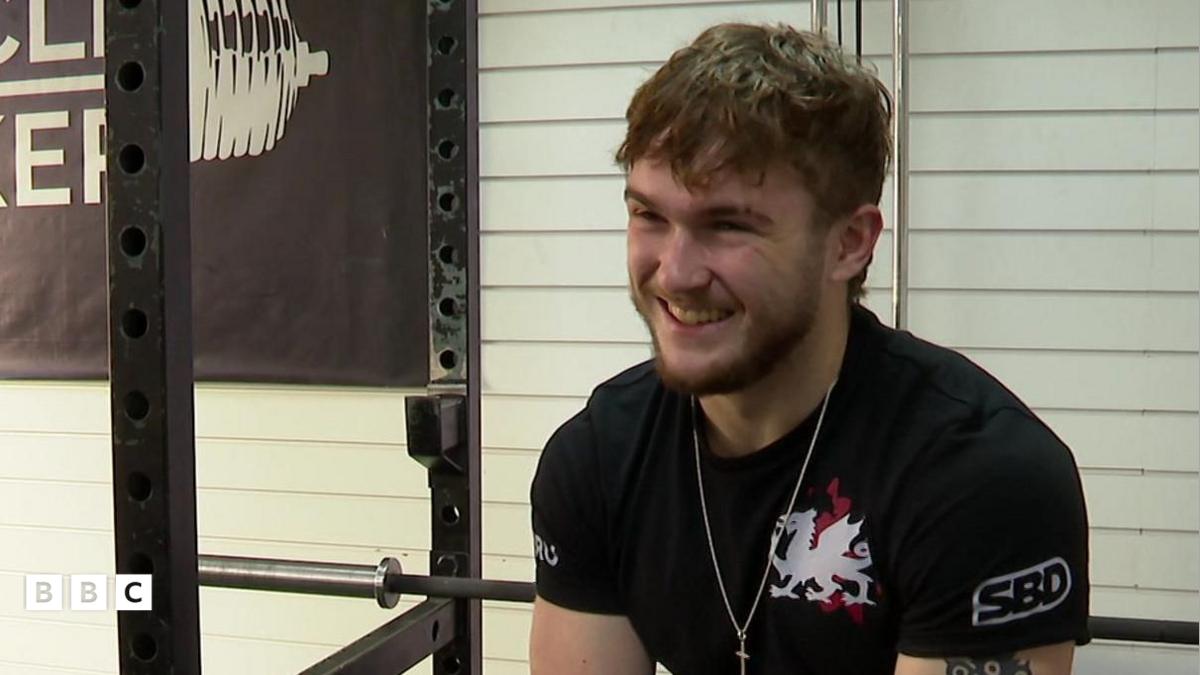 Pencampwr codi pwysau o Ynys Môn yn anelu am y brig - BBC Cymru Fyw