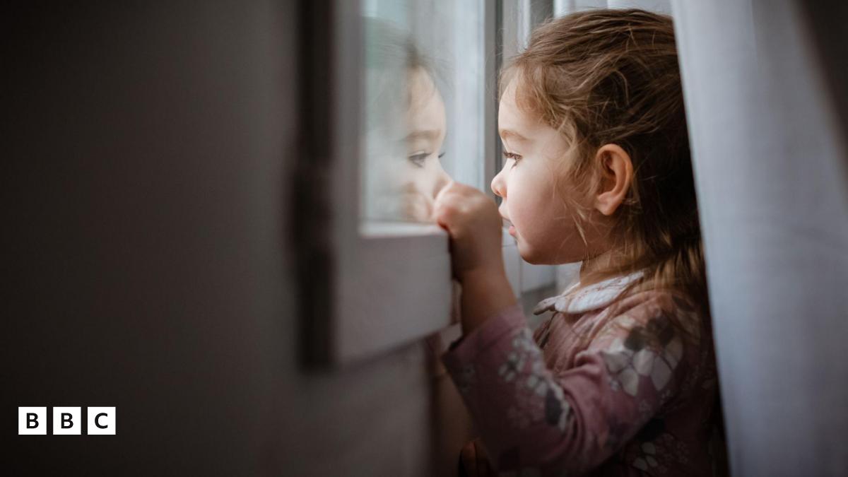 Strategaeth tlodi plant Llywodraeth Cymru yn 'siomedig iawn' - BBC Cymru Fyw