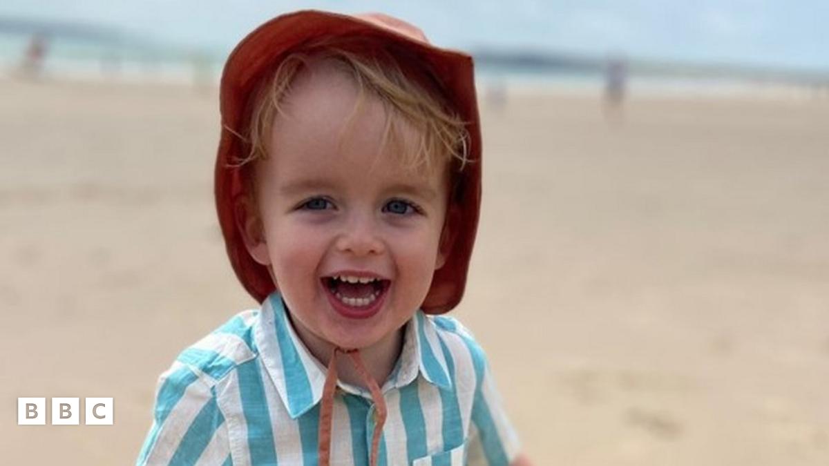 Bachgen, 2, adref ar ôl bod 'yn sownd' mewn ysbyty dramor - BBC Cymru Fyw