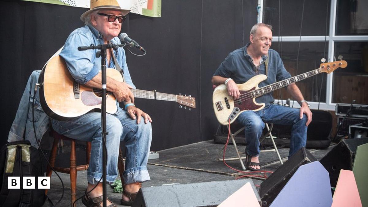 Meic Stevens yn gwadu sylwadau hiliol - BBC Cymru Fyw