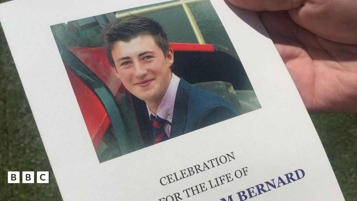 Cannoedd yn cofio James Corfield yn Nhrefaldwyn - BBC Cymru Fyw