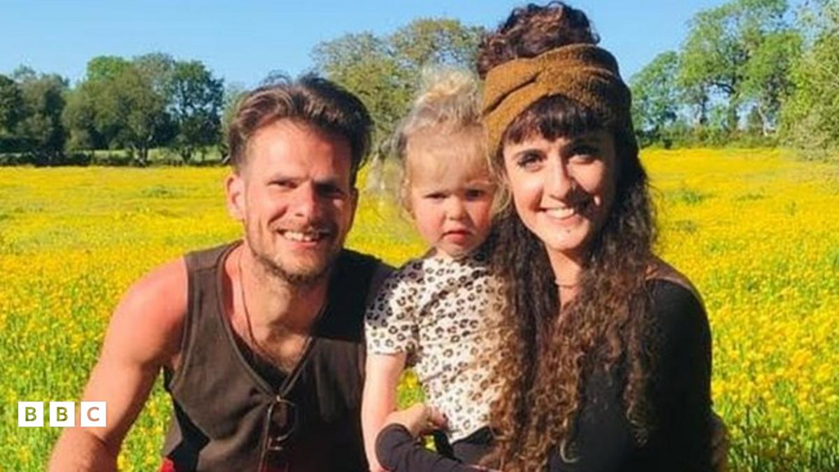 'Taflu' merch, 2, i'w hachub wrth i gar daro ei mam - BBC Cymru Fyw