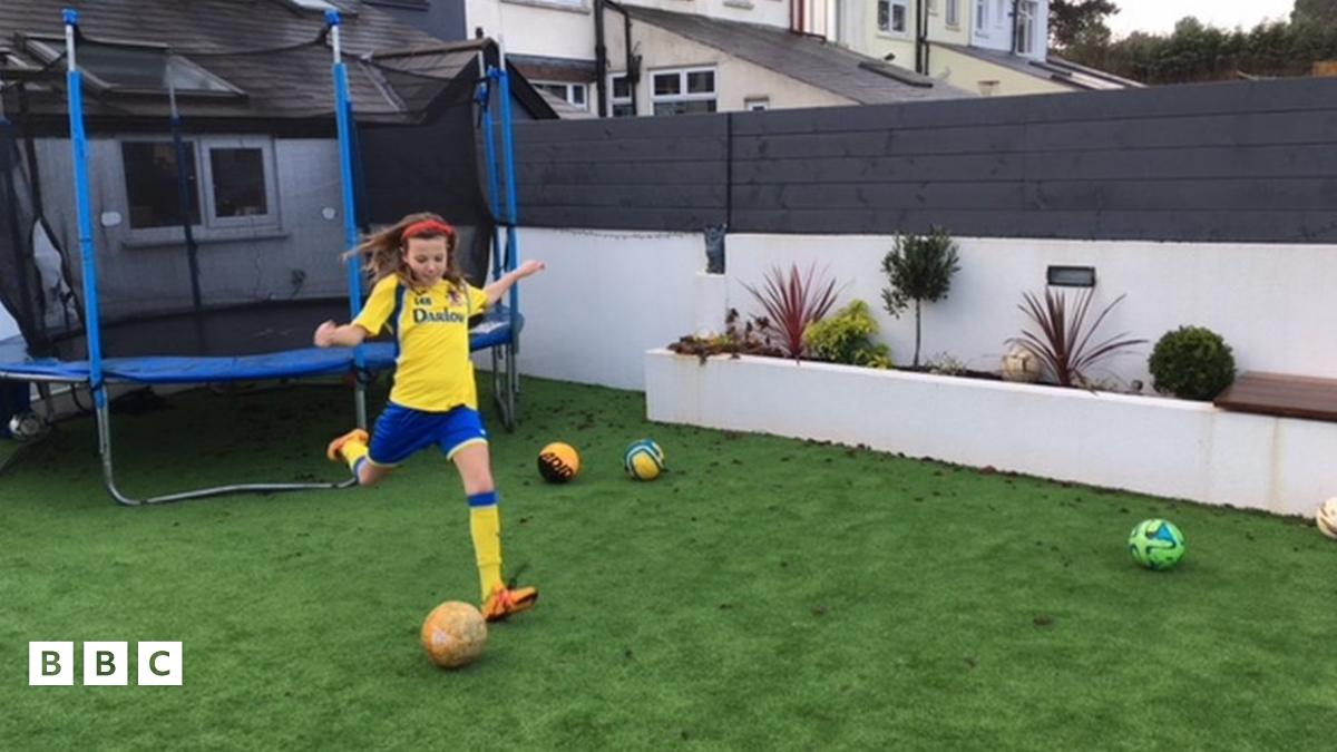 Rheolau'n atal merch 11 oed rhag chwarae i dîm pêl-droed - BBC Cymru Fyw