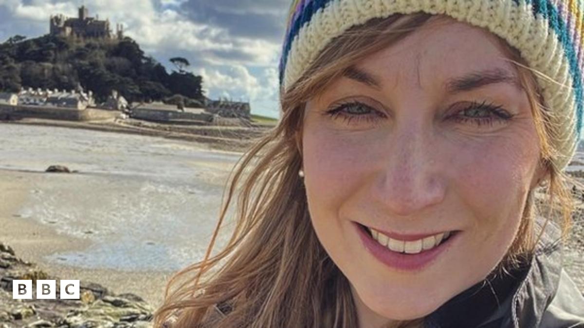 Bardd y Mis: Pum munud gyda Manon Wynn Davies - BBC Cymru Fyw