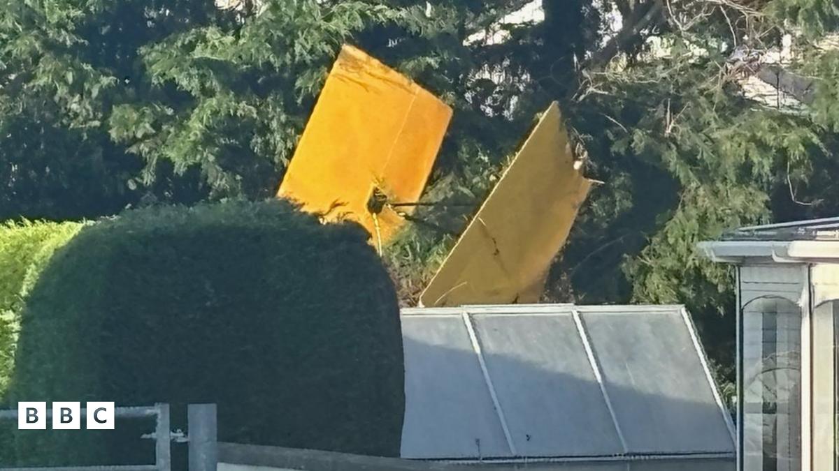 Awyren ysgafn yn syrthio ar ardd tŷ yn Ynys Môn - BBC Cymru Fyw