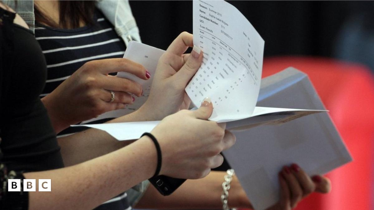 Cymraeg Iaith a Llenyddiaeth yn uno i greu un TGAU - BBC Cymru Fyw