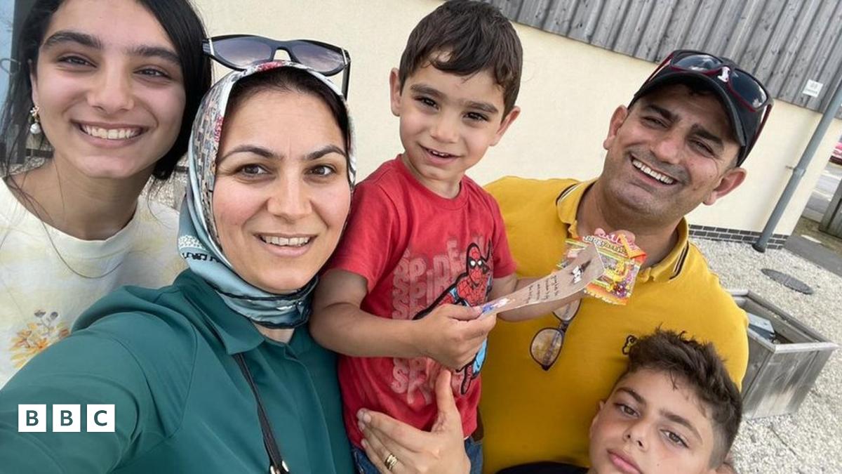 Marwolaethau tân Abertawe: 'Dim amgylchiadau amheus' - BBC Cymru Fyw