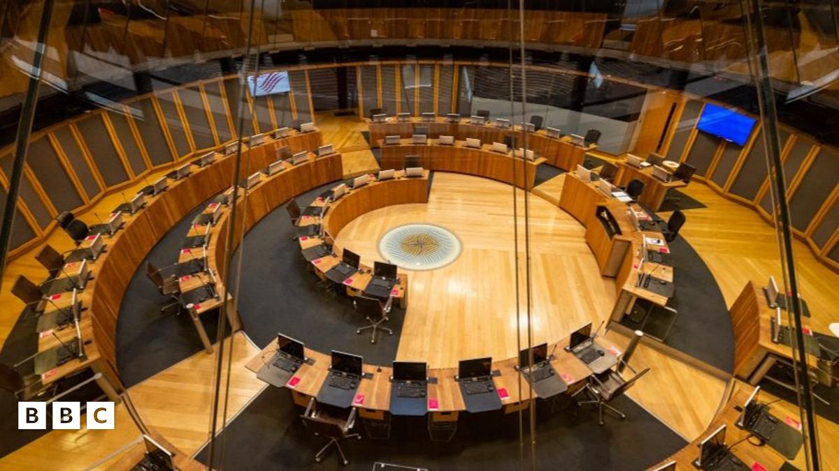 Torïaid yn absennol ar gyfer dadl ar ymddygiad Andrew RT Davies - BBC ...