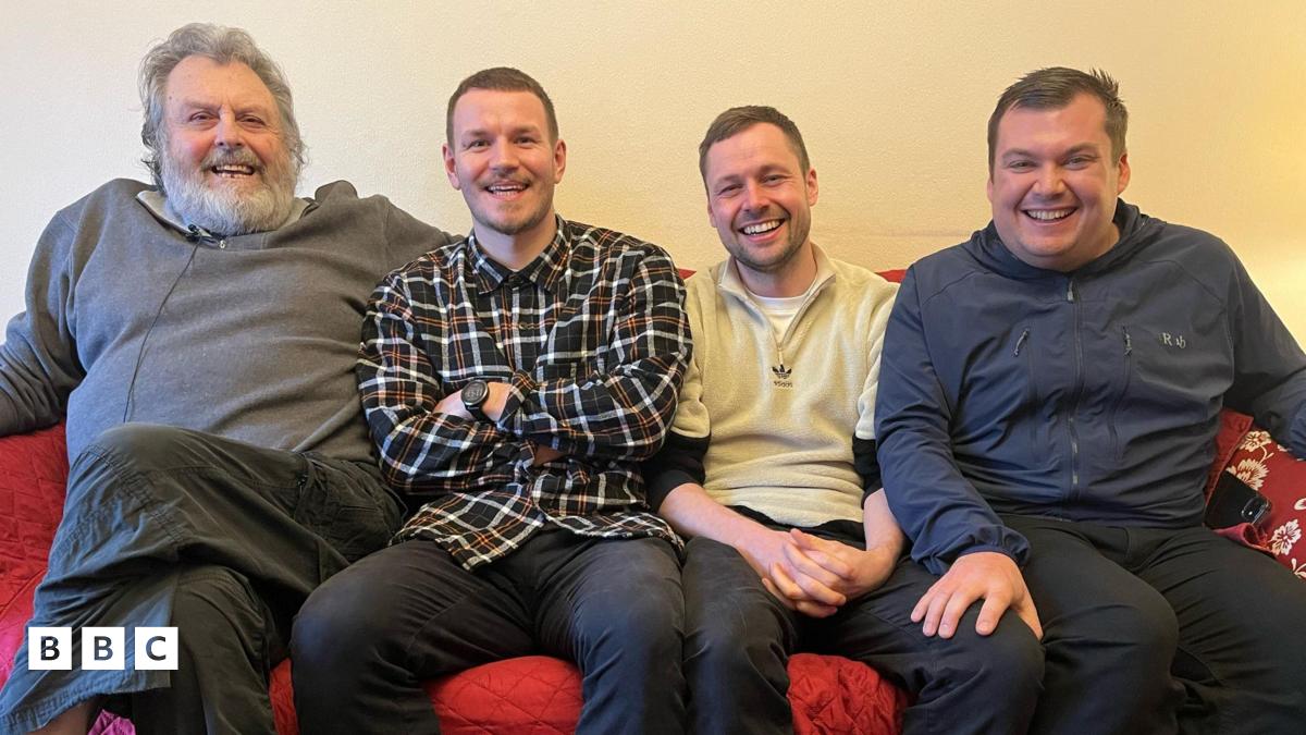 Cyhoeddi llyfr newydd am hiwmor C'mon Midffîld - BBC Cymru Fyw