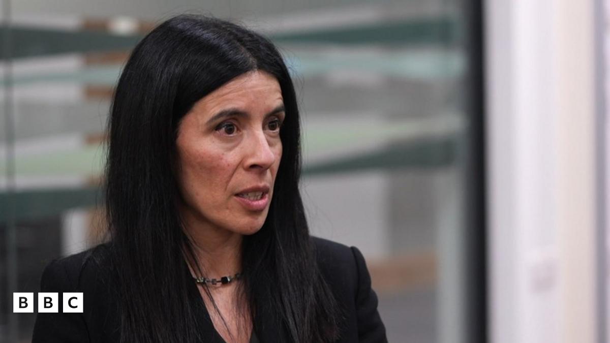 Beirniadu cynlluniau i fynd i'r afael â thlodi plant - BBC Cymru Fyw