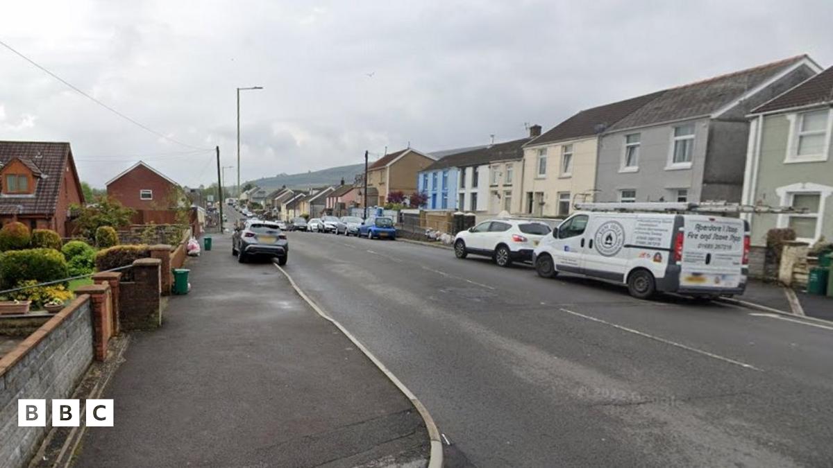 Bachgen, 13, a gafodd ei daro gan gar yn Hirwaun wedi marw - BBC Cymru Fyw