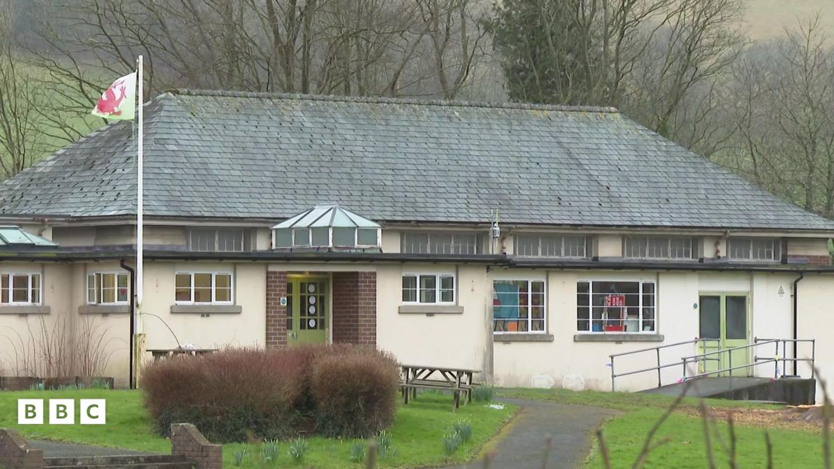 Penderfynu a fydd ysgol ddwyieithog ym Mhowys yn troi'n ysgol Gymraeg ...