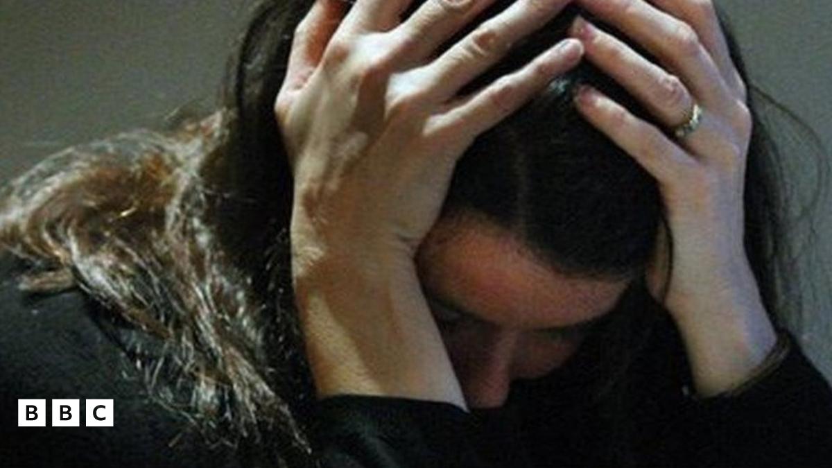 Samariaid yn cael 9,000 o alwadau adeg Nadolig y llynedd - BBC Cymru Fyw