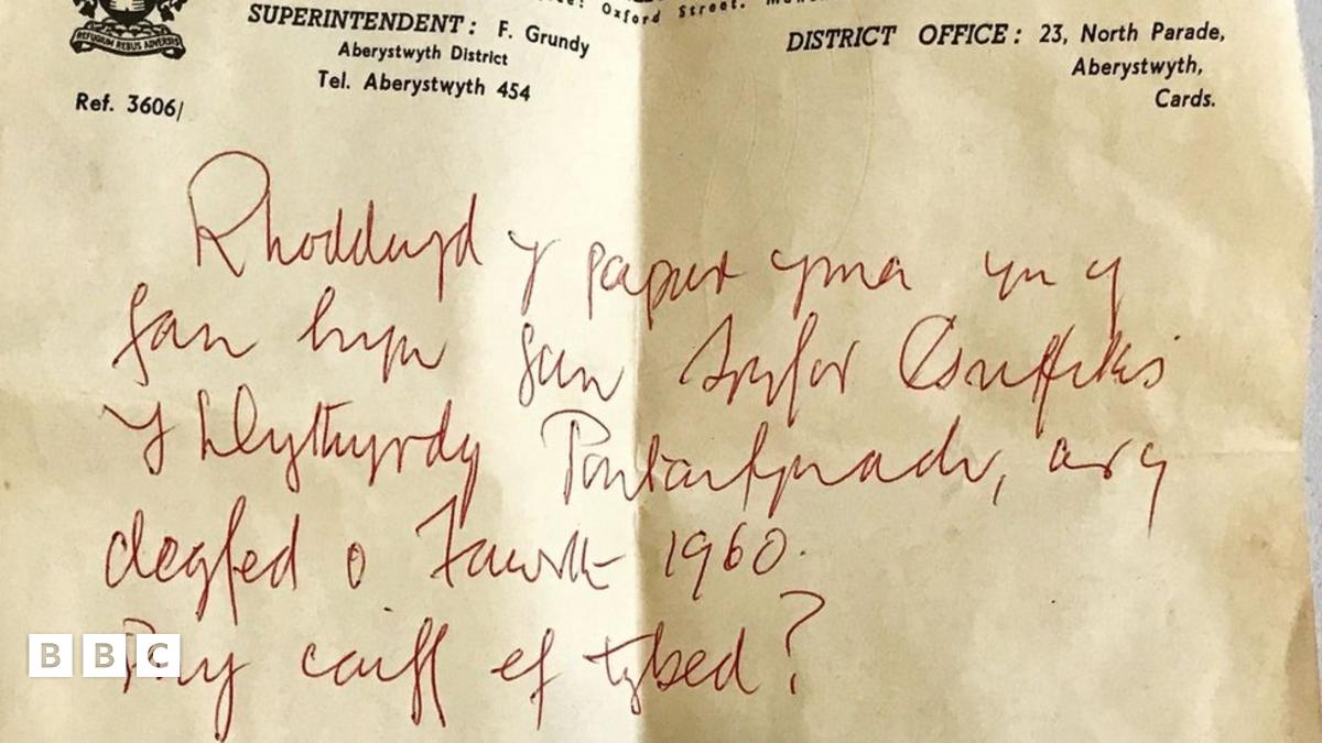 Dosbarth dysgwyr yn helpu datrys dirgelwch nodyn o 1960 - BBC Cymru Fyw