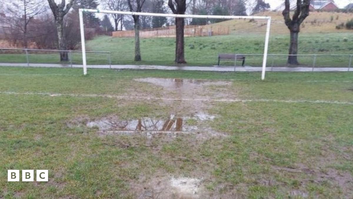 Glaw trwm yn her barhaus i glybiau llawr gwlad - BBC Cymru Fyw