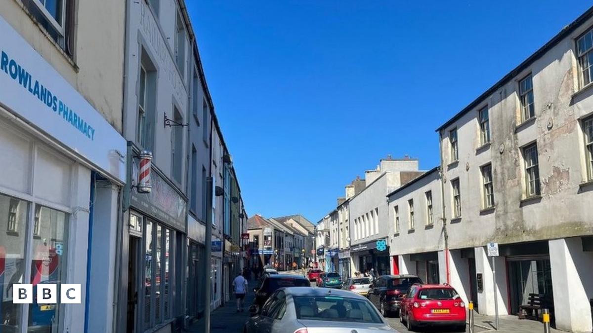 Caergybi i gael £700,000 i wella diogelwch strydoedd - BBC Cymru Fyw