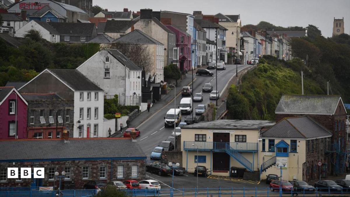 Arestio dau ar ôl i yrrwr tacsi gael ei drywanu yn Aberdaugleddau - BBC ...