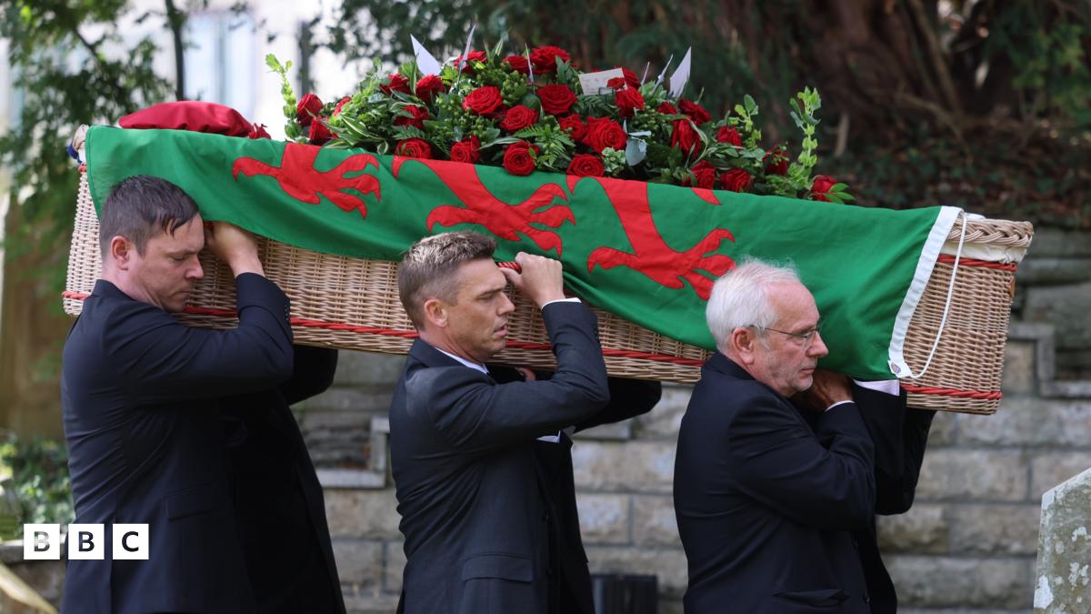 Cannoedd yn mynychu angladd yr Aelod o'r Senedd Hefin David - BBC Cymru Fyw