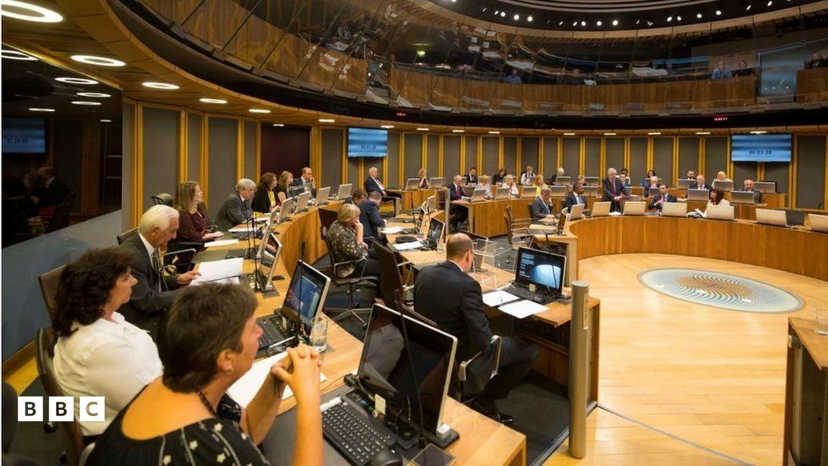 Cynnydd o 167% yn nifer y cwynion yn erbyn Aelodau o'r Senedd - BBC ...
