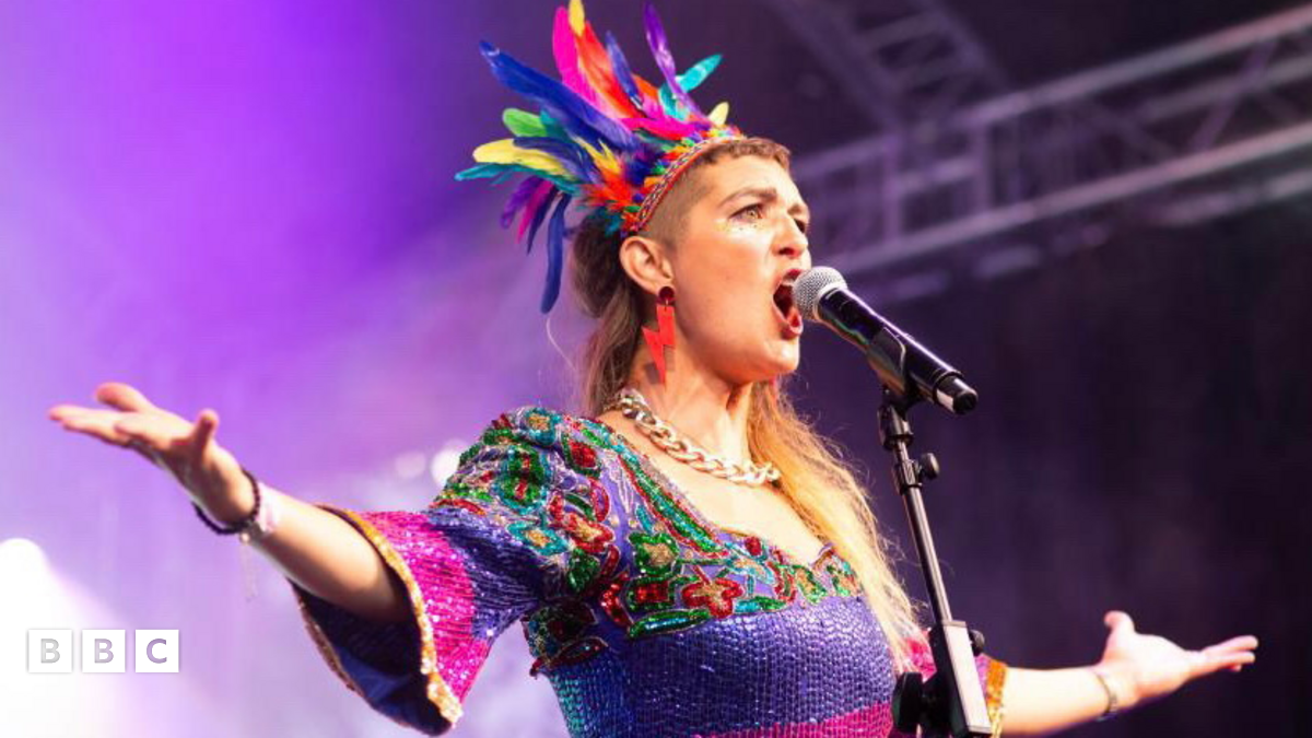 Tara Bandito: "Be' ydy badass yn Gymraeg?" - BBC Cymru Fyw