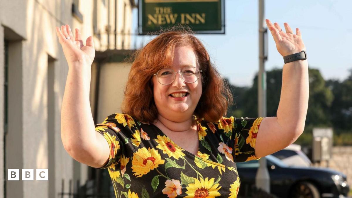 Camu o'r pulpud i'r llwyfan stand-yp - BBC Cymru Fyw