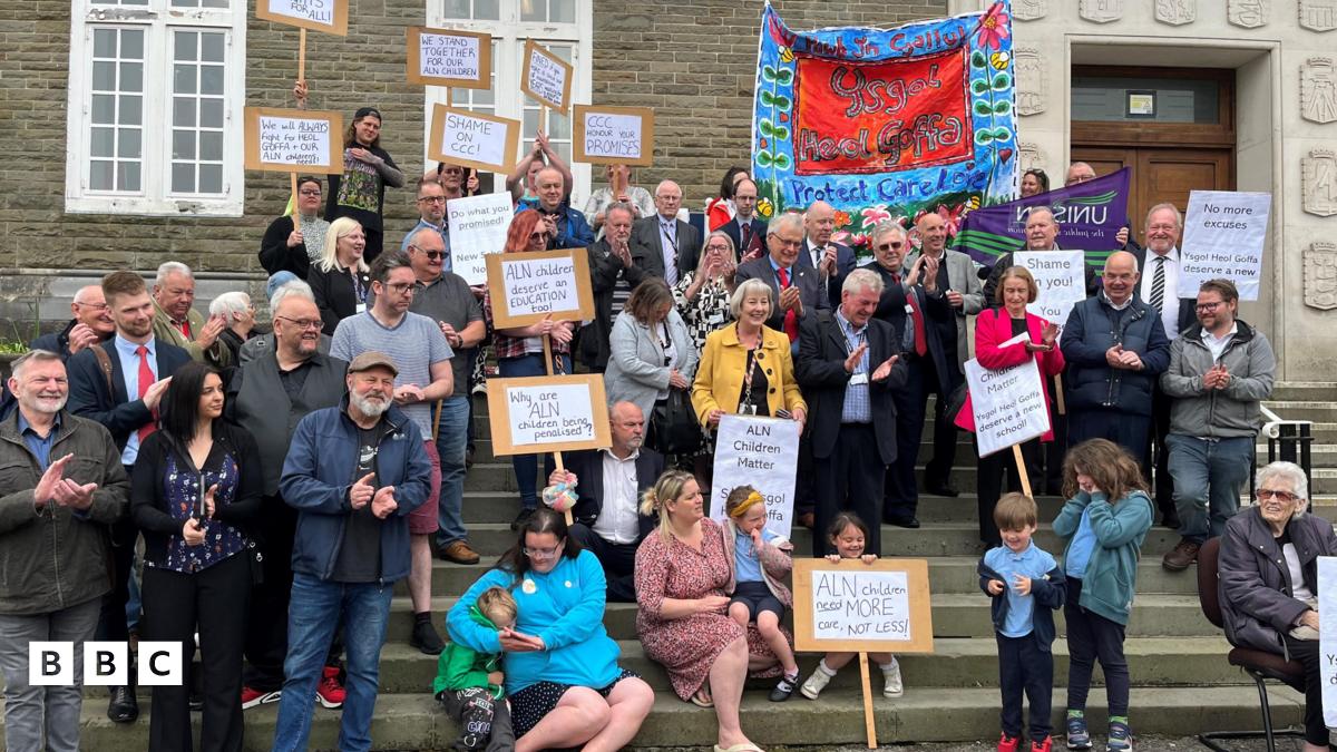 Llanelli: Ymgyrchwyr yn croesawu cynlluniau Ysgol Heol Goffa - BBC ...