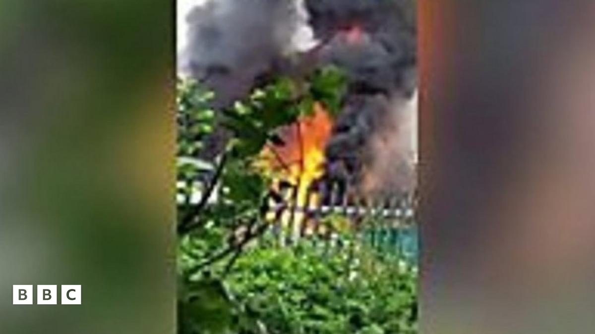 Tân mewn garej ar barc busnes yng Ngheredigion - BBC Cymru Fyw