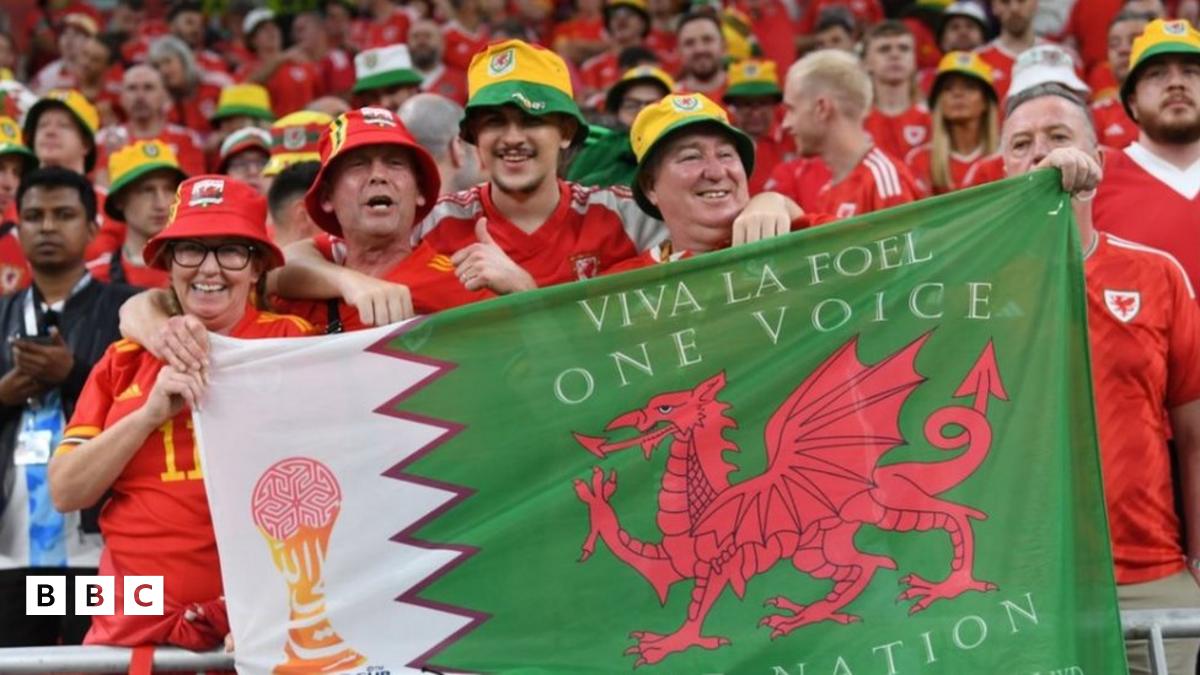 Yr hwyl a rhai trafferthion i gefnogwyr yn Qatar - BBC Cymru Fyw