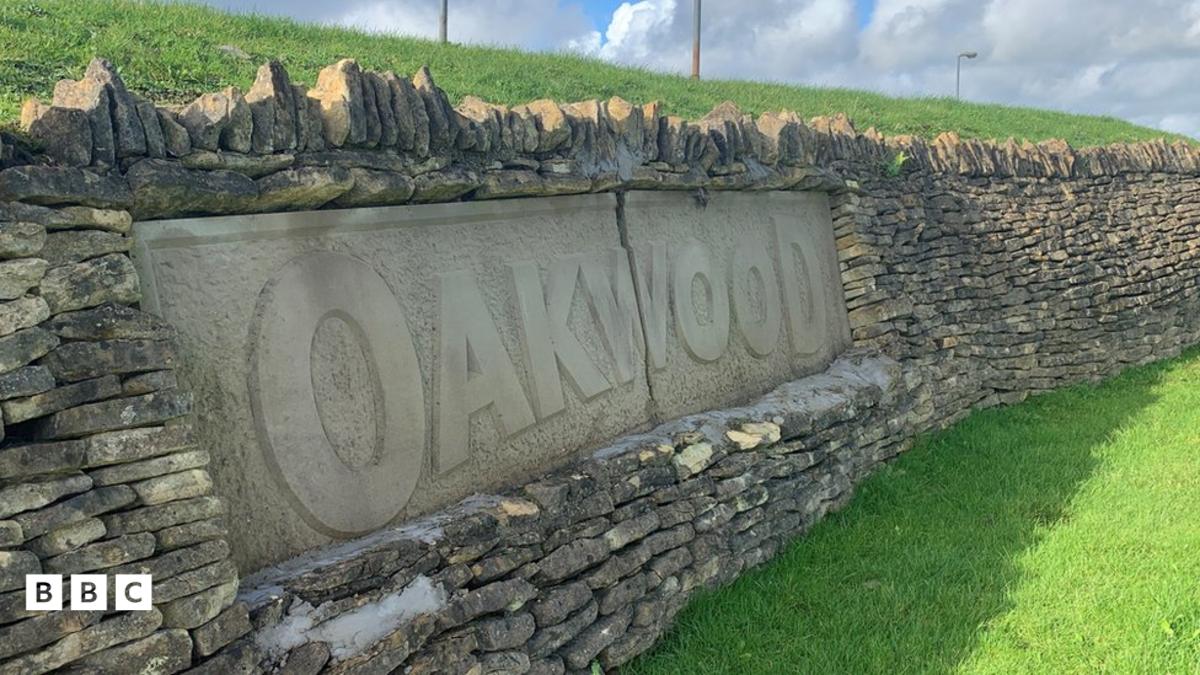 Parc Oakwood dal ar gau wrth i ymchwiliad damwain barhau - BBC Cymru Fyw