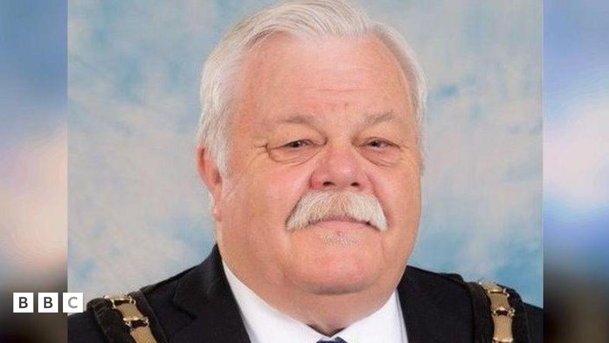 Teyrngedau i gyn-gadeirydd Cyngor Ceredigion Paul Hinge - BBC Cymru Fyw