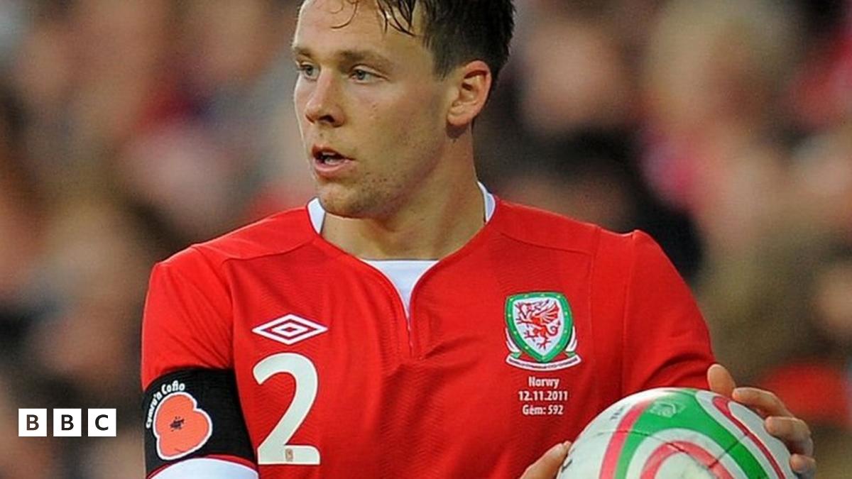 Cymdeithas Bêl-droed Cymru'n gwneud cais i wisgo pabi - BBC Cymru Fyw