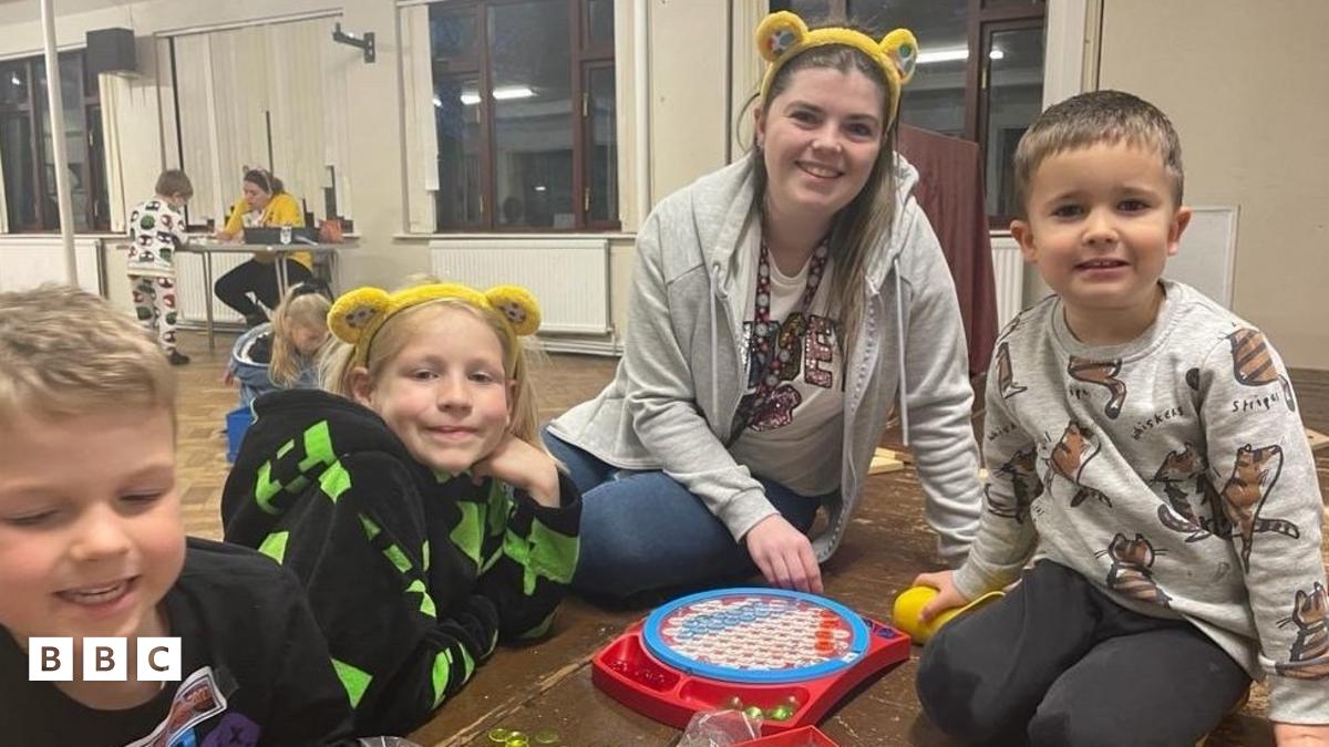 Cwtogi gwyliau haf ysgolion Cymru i bum wythnos? - BBC Cymru Fyw