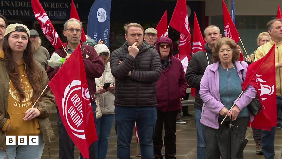 Diffoddwyr tân Gogledd Cymru yn bygwth streic - BBC Cymru Fyw