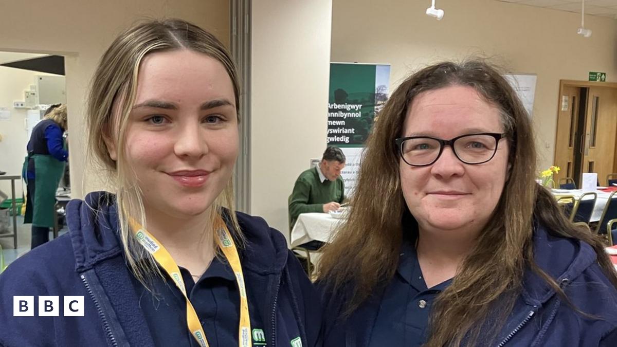 Ysbryd y diwydiant amaeth yn 'is nag erioed' yng Nghymru - BBC Cymru Fyw