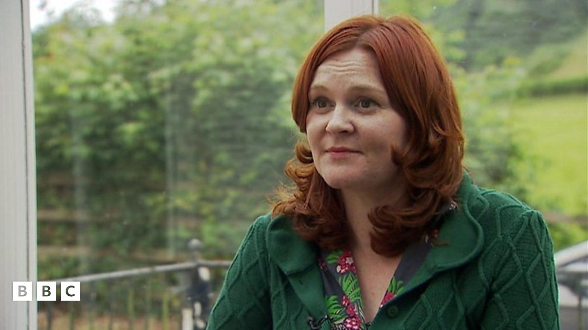 Galw am wneud mwy i gyfieithu llenyddiaeth o Gymru - BBC Cymru Fyw