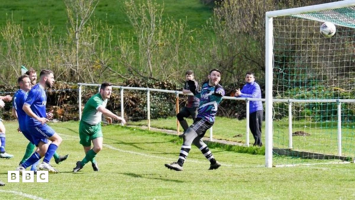 Pêl-droed: Rheolau 'rhy gaeth' yn 'lladd clybiau llai' - BBC Cymru Fyw