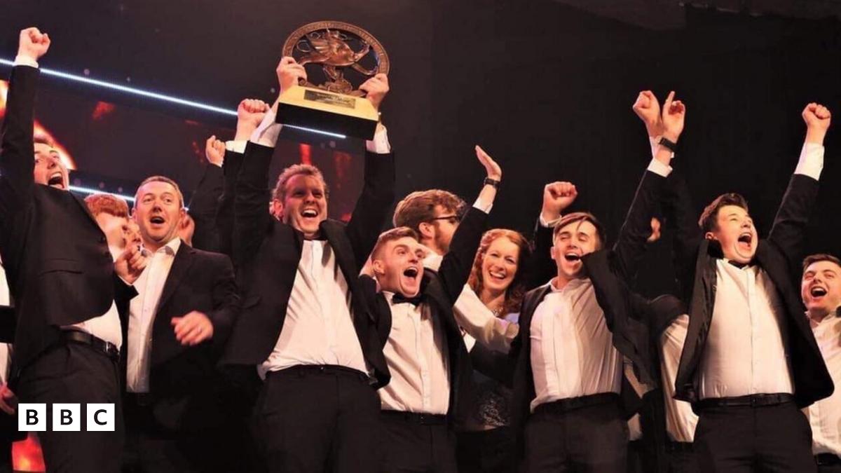 Y côr sy'n serennu ar Netflix - BBC Cymru Fyw