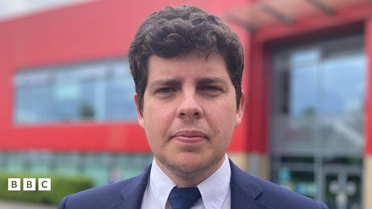 Cynghorau Cymru angen dod o hyd i £540m erbyn 2026-27 - BBC Cymru Fyw