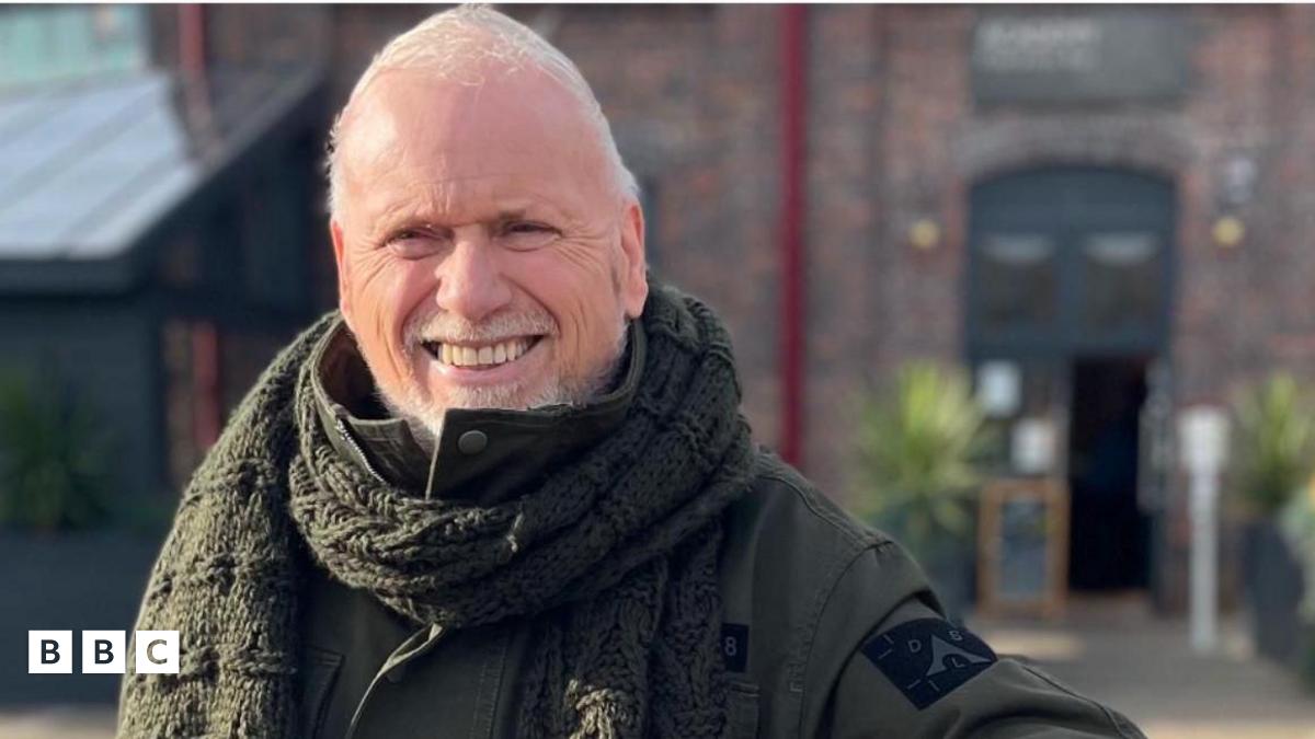 Huw 'Fash' Rees: Ffrogiau, Heno a iechyd - BBC Cymru Fyw