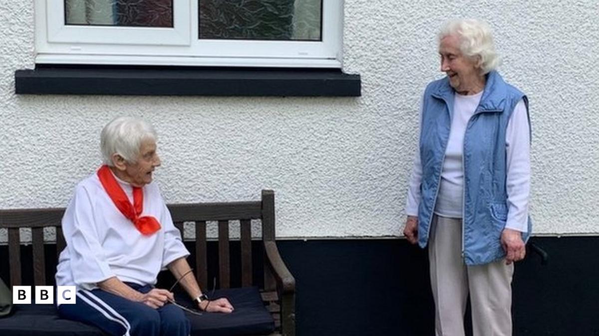 Dwy ffrind ysgol yn cwrdd am y tro cyntaf ers 70 mlynedd - BBC Cymru Fyw