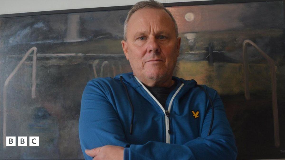 Pete Jones: Yr artist a gymerodd saib am 30 mlynedd - BBC Cymru Fyw