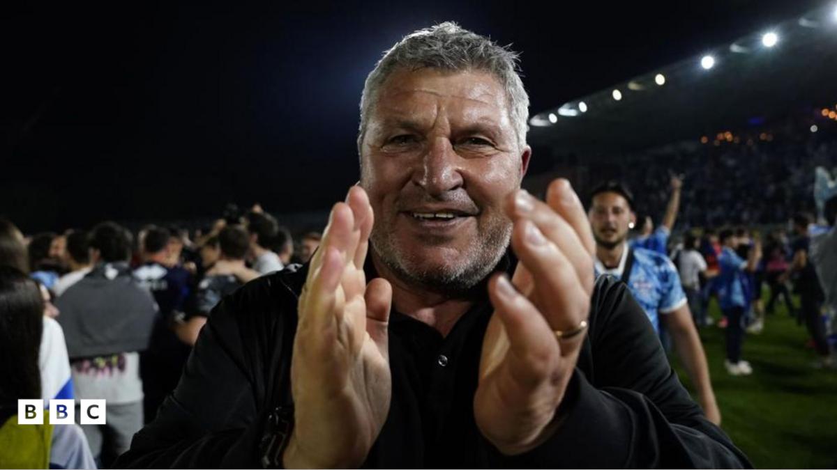 Osian Roberts 'yn falch' o arwain Como i Serie A - BBC Cymru Fyw