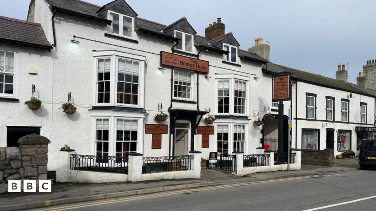 Abergele: Newid enw Cymraeg tafarn yn 'ddilornus a diangen' - BBC Cymru Fyw