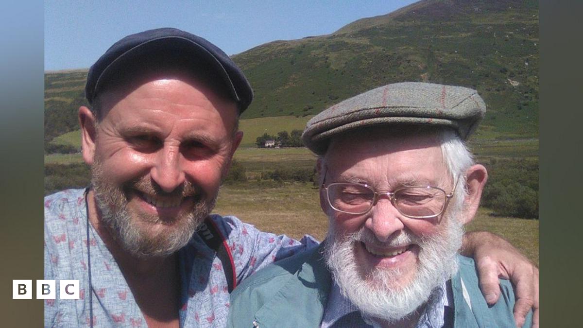 Ffotograffydd dogfen yn creu llyfr am alar ei dad - BBC Cymru Fyw