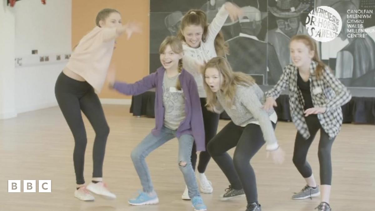 Codi'r llen ar sioe gerdd Tiger Bay yn Ne Affrica - BBC Cymru Fyw