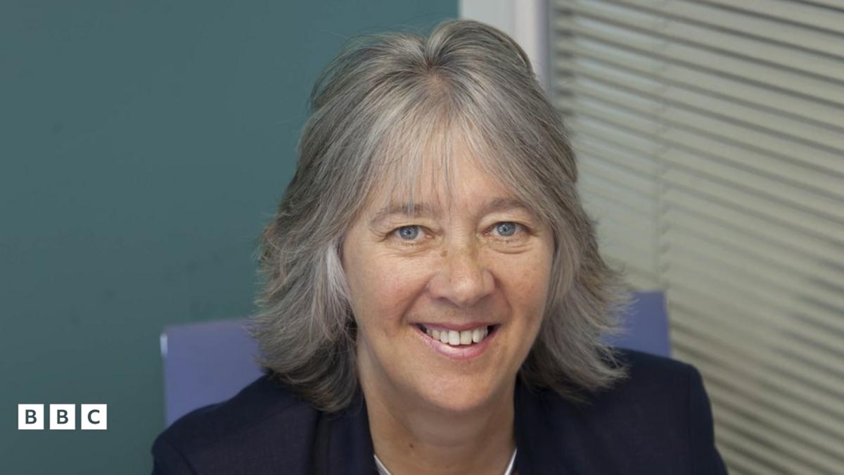 Dirprwy gomisiynydd yn gadael wedi pedair blynedd - BBC Cymru Fyw